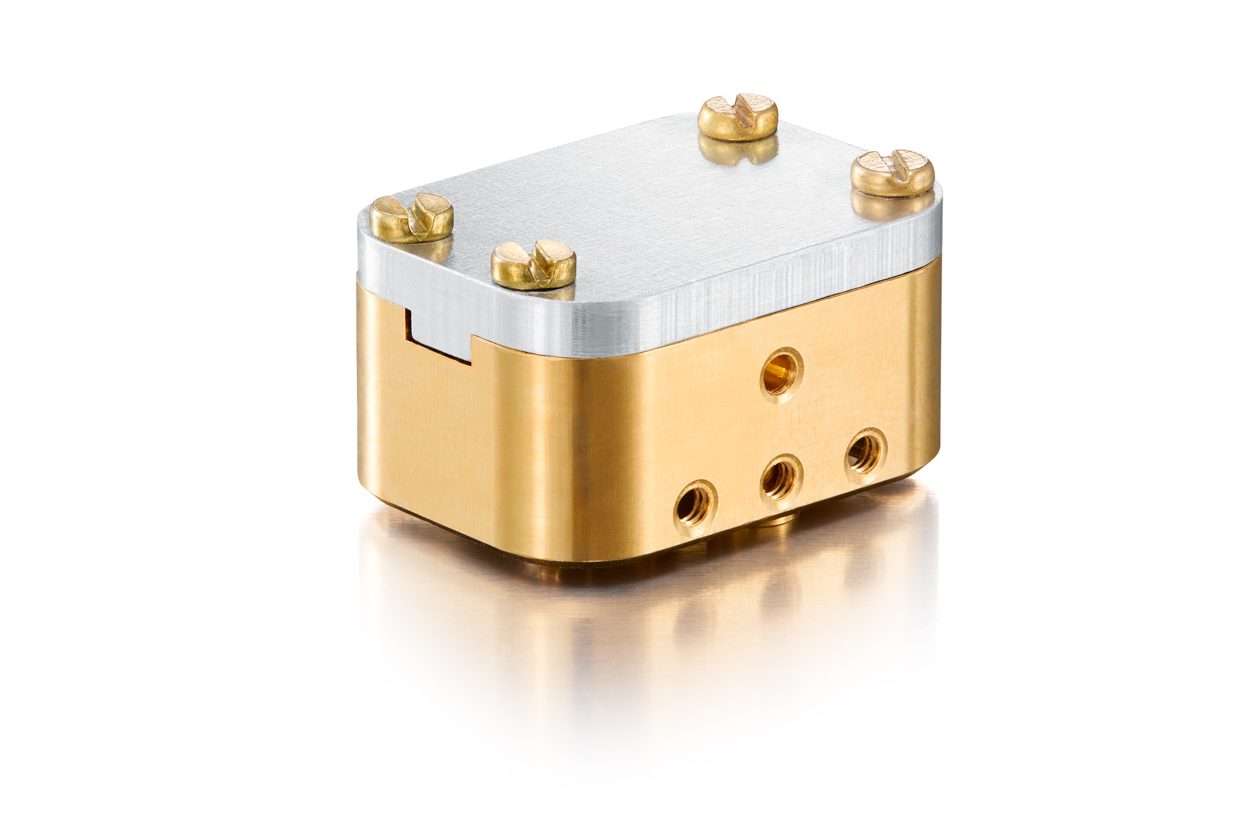 AI-TWPA-C • Near-quantum-limited amplifier